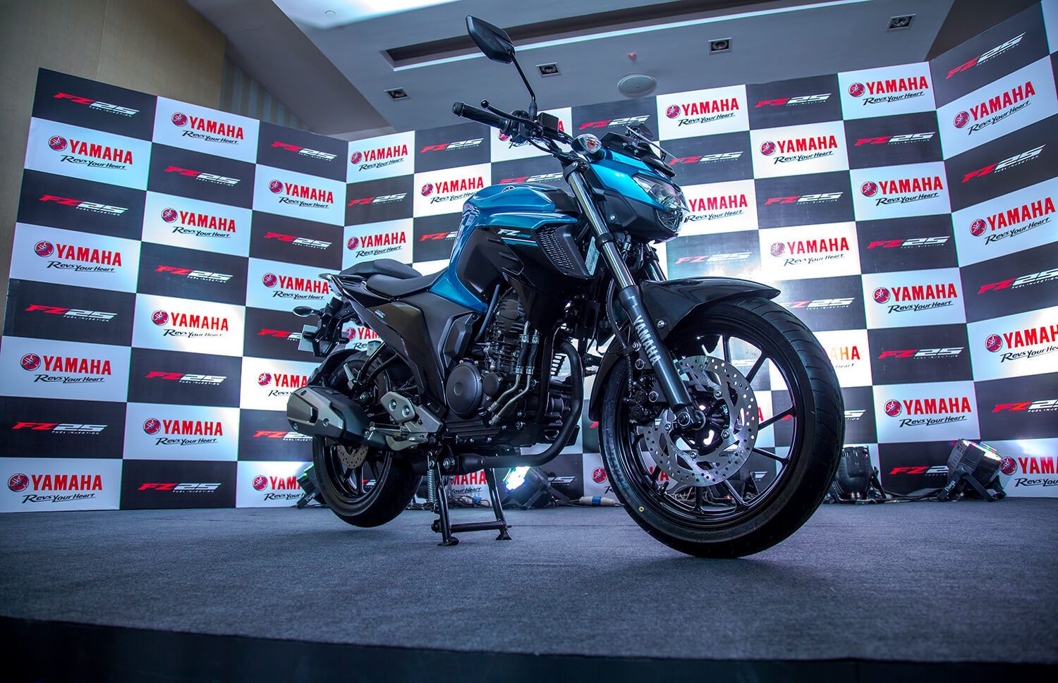 Yamaha FZ 25 Price, EMI, Specs, Images, Mileage and Colours