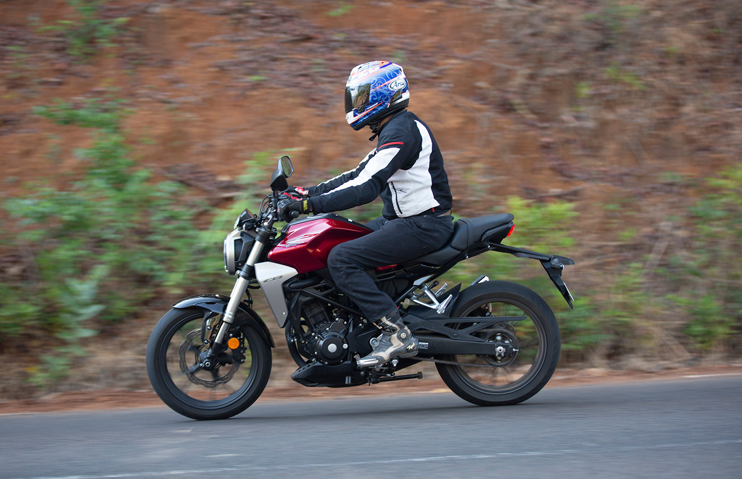 Honda CB300R: Road Test Review | BikeDekho