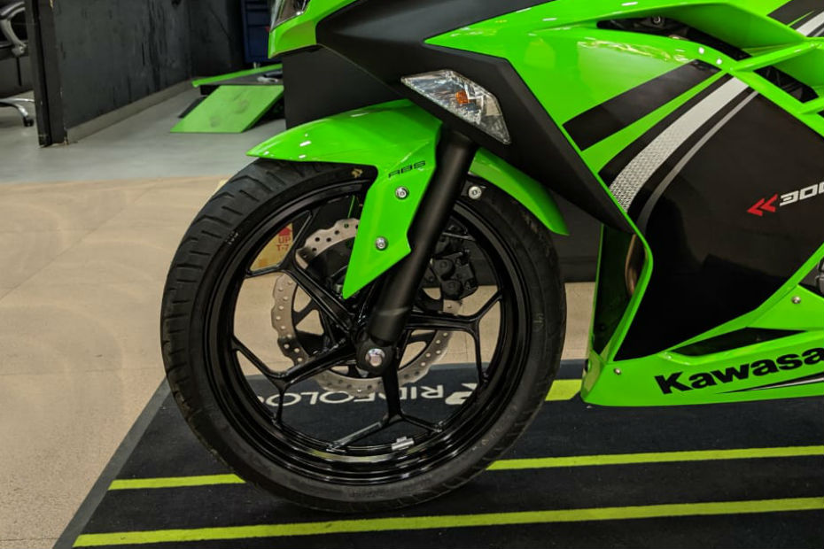 2019 Kawasaki Ninja 300: Image Gallery | BikeDekho