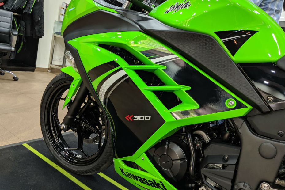 2019 Kawasaki Ninja 300: Image Gallery | BikeDekho