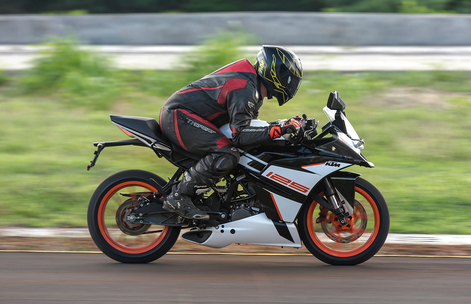 KTM RC 125: Track Ride Review | BikeDekho