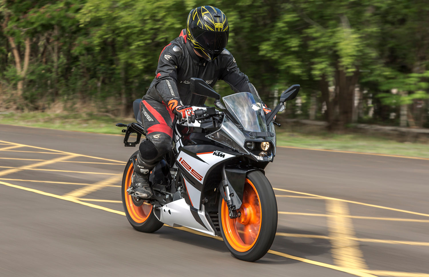 KTM RC 125: Track Ride Review | BikeDekho