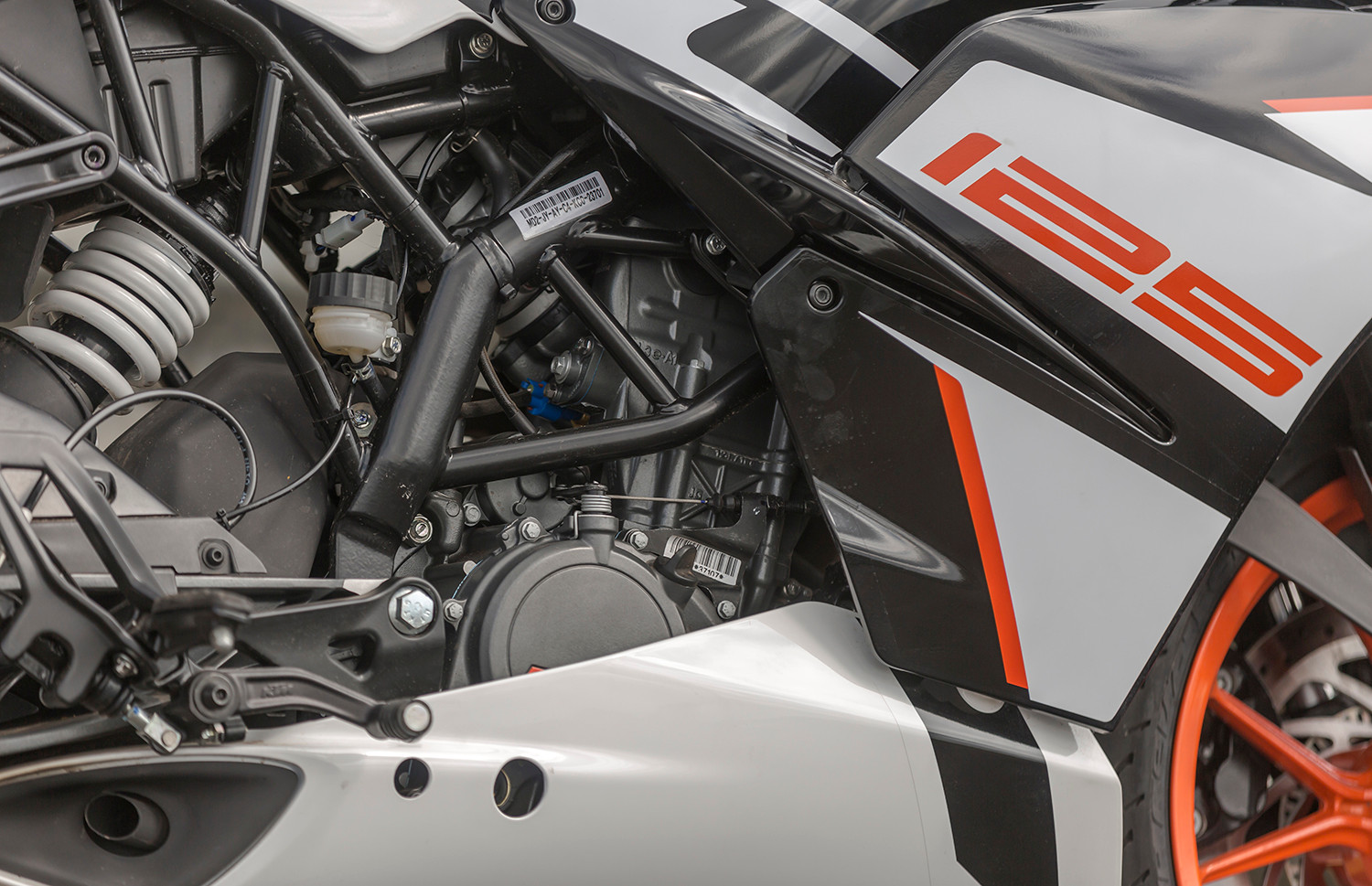 KTM RC 125: Track Ride Review | BikeDekho