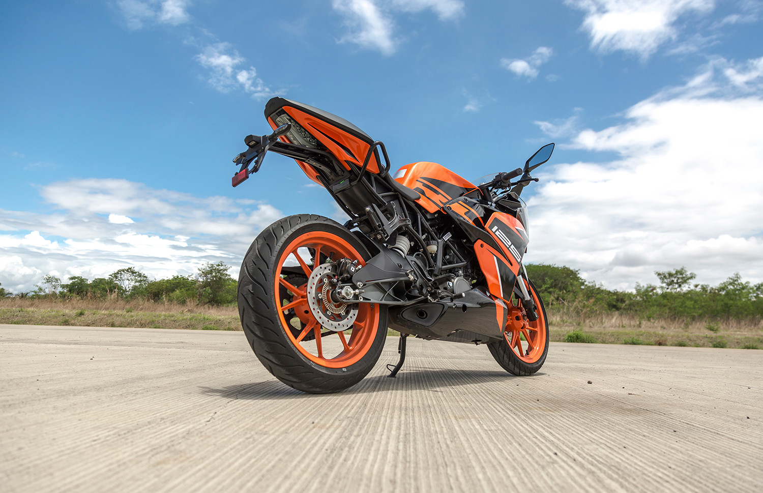 KTM RC 125: Track Ride Review | BikeDekho