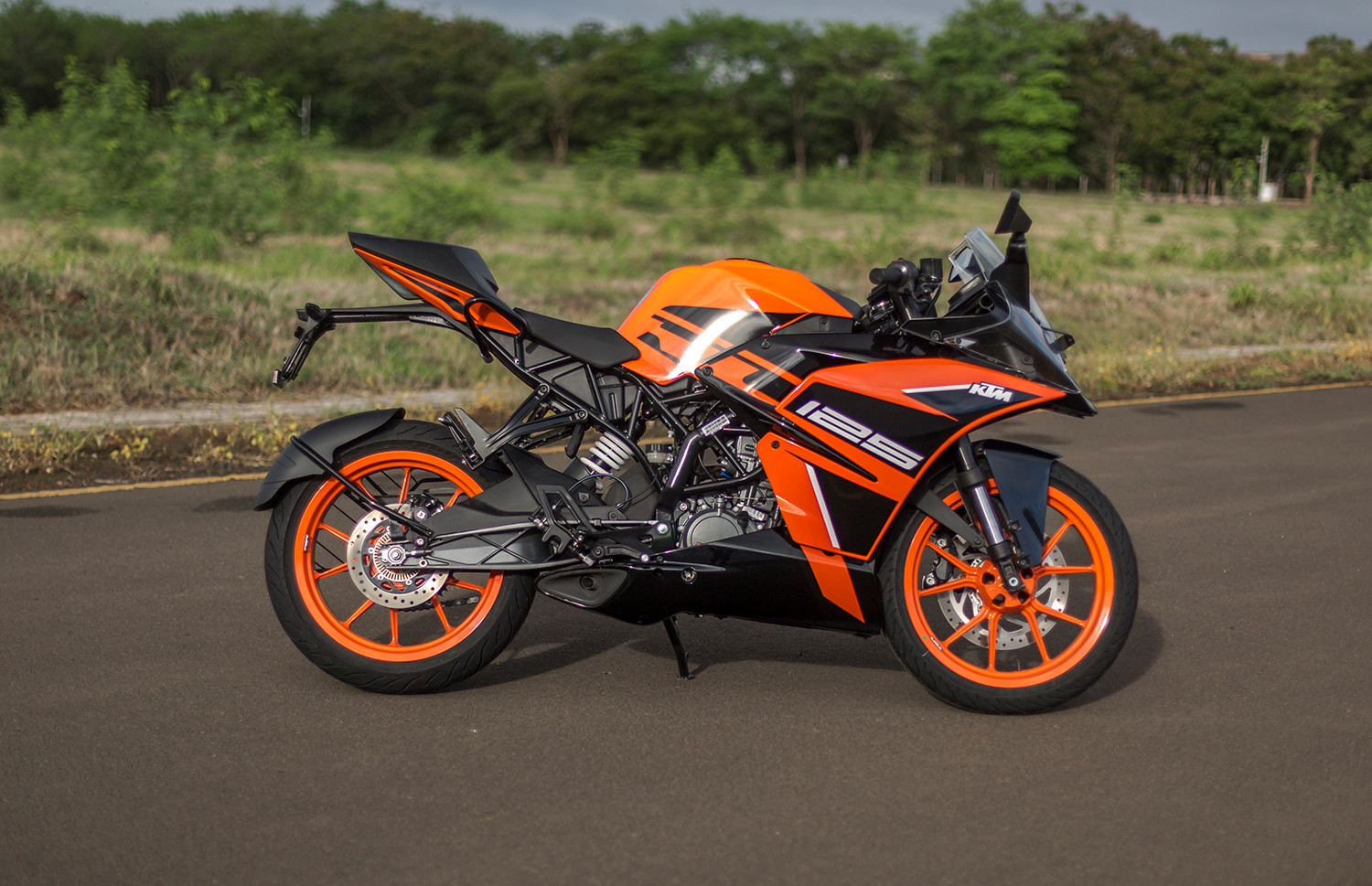 KTM RC 125 vs Yamaha R15 V3.0: Image Comparison | BikeDekho
