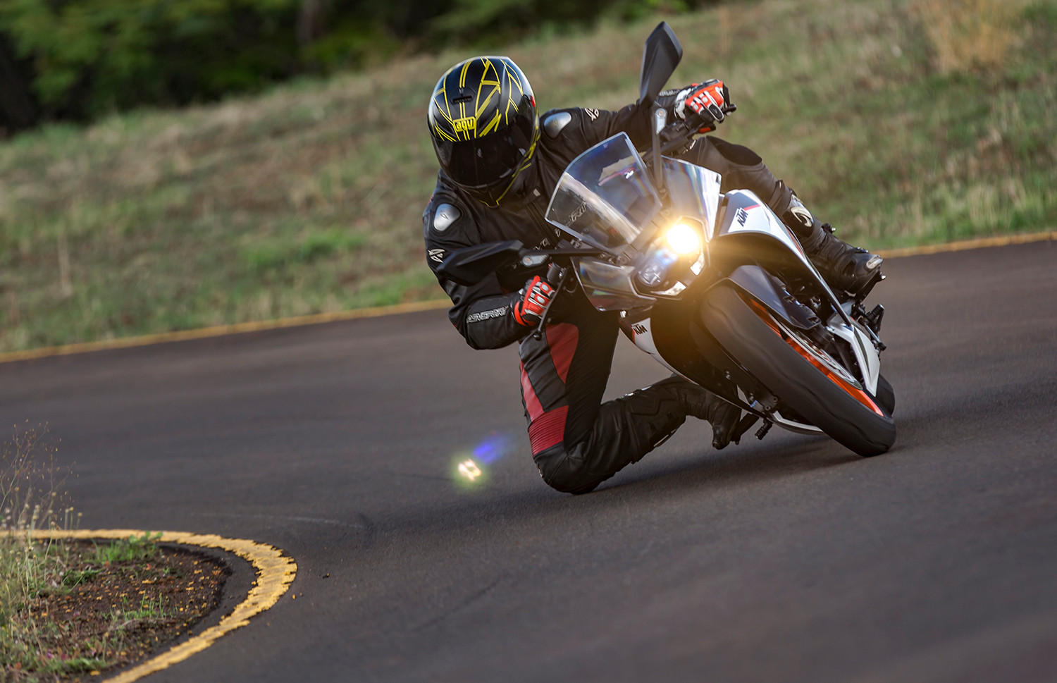 KTM RC 125 vs Yamaha R15 V3.0: Image Comparison | BikeDekho