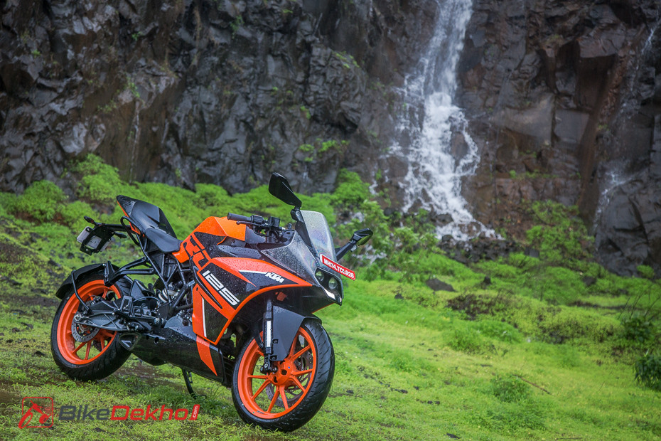 KTM RC 125 vs Yamaha R15 V3.0: Road Test Comparison | BikeDekho