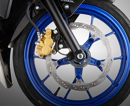 Suzuki GSX-R150 vs Yamaha R15: Spec Comparison | BikeDekho