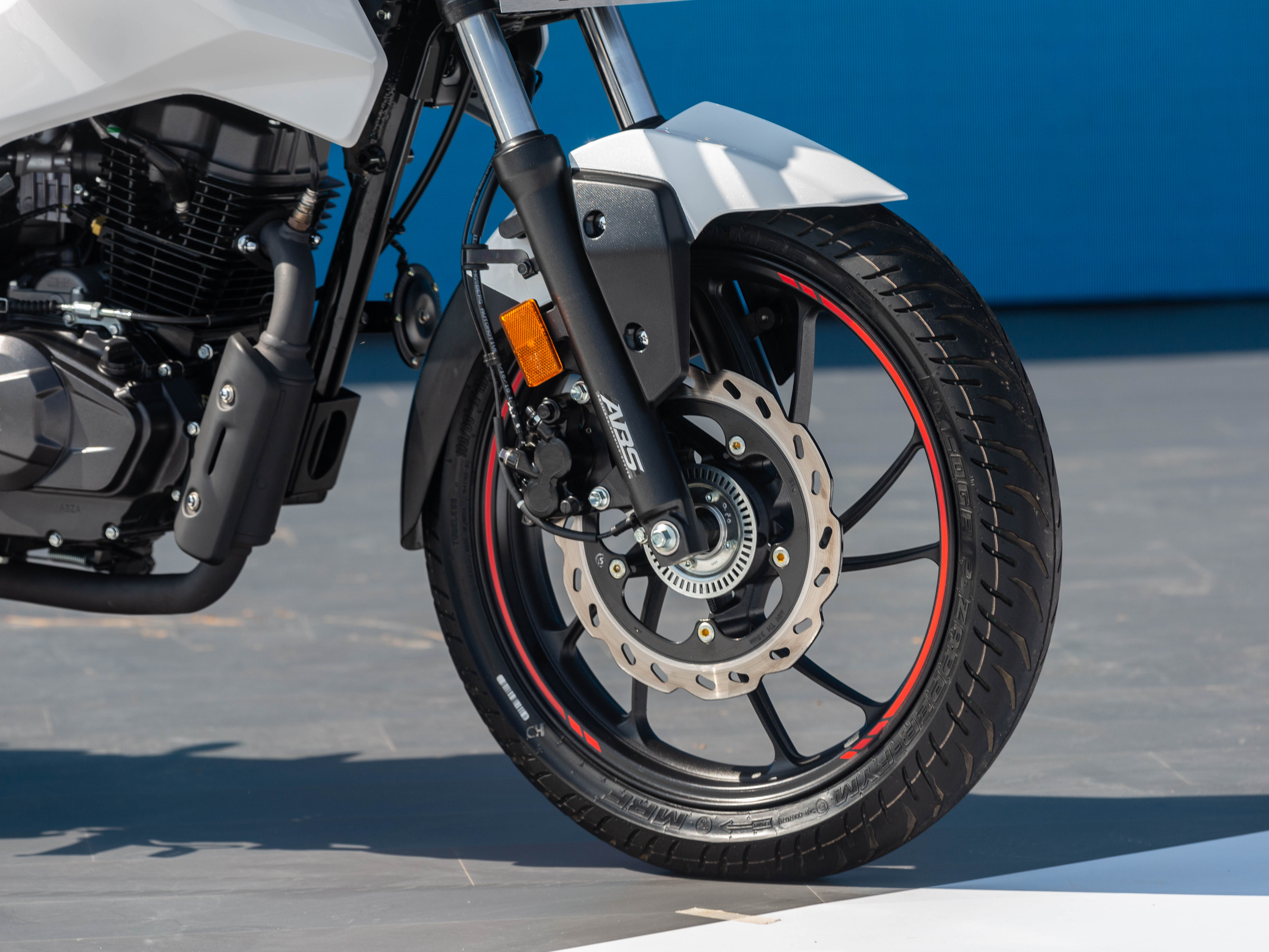 Hero Xtreme 160R vs TVS Apache RTR 160 4V: Image Comparison | BikeDekho Hero Xtreme 160R vs TVS Apache RTR 160 4V: Image Comparison | BikeDekho