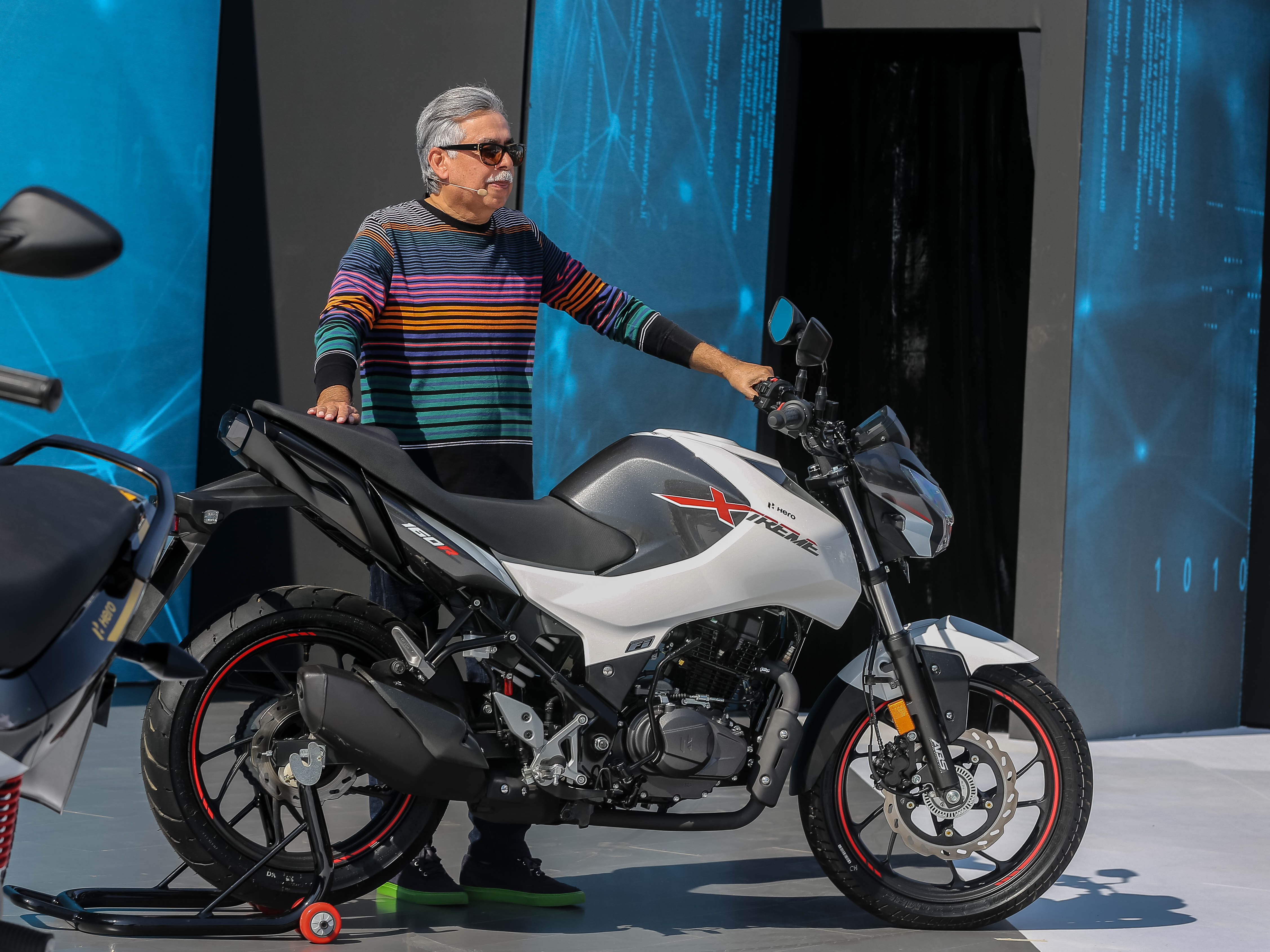 Hero Xtreme 160R vs TVS Apache RTR 160 4V: Image Comparison | BikeDekho Hero Xtreme 160R vs TVS Apache RTR 160 4V: Image Comparison | BikeDekho