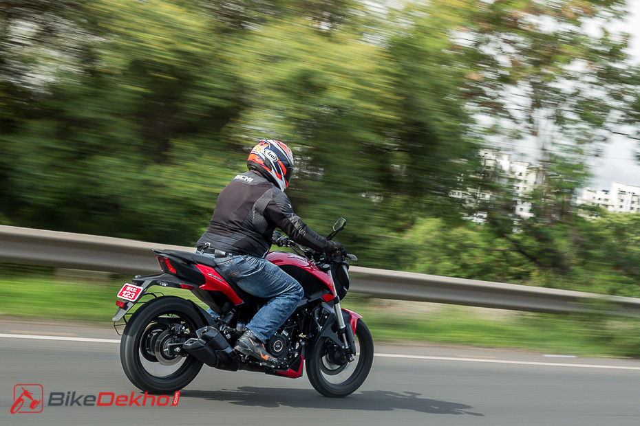 Bajaj Dominar 250 vs Royal Enfield Classic 350: Image Comparison ...