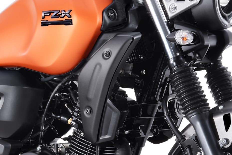 2021 Yamaha FZ-X vs Yamaha XSR155: Photo Comparison | BikeDekho