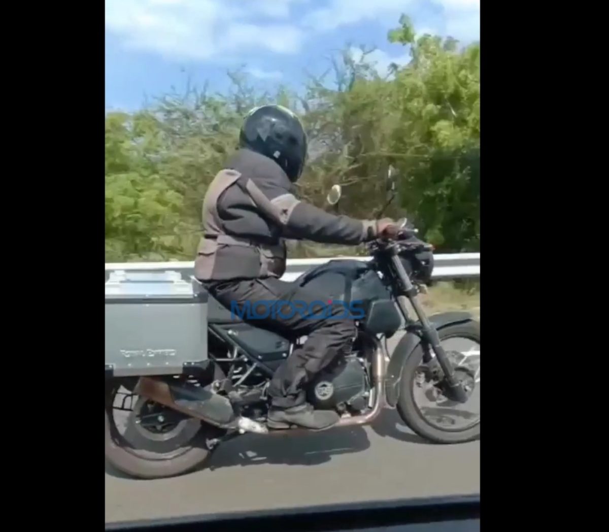 Royal Enfield Himalayan GT Spotted Testing | BikeDekho