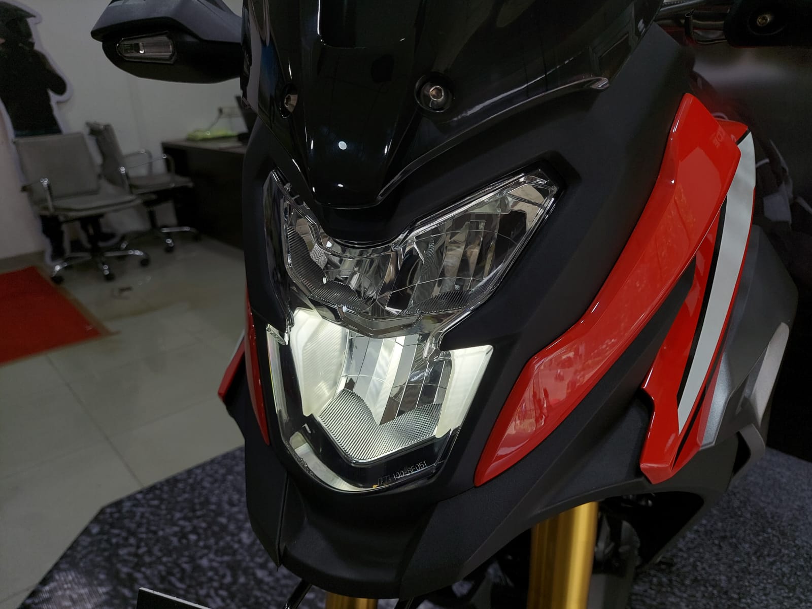 Honda CB200X Reaches Dealerships, Deliveries Commence | BikeDekho