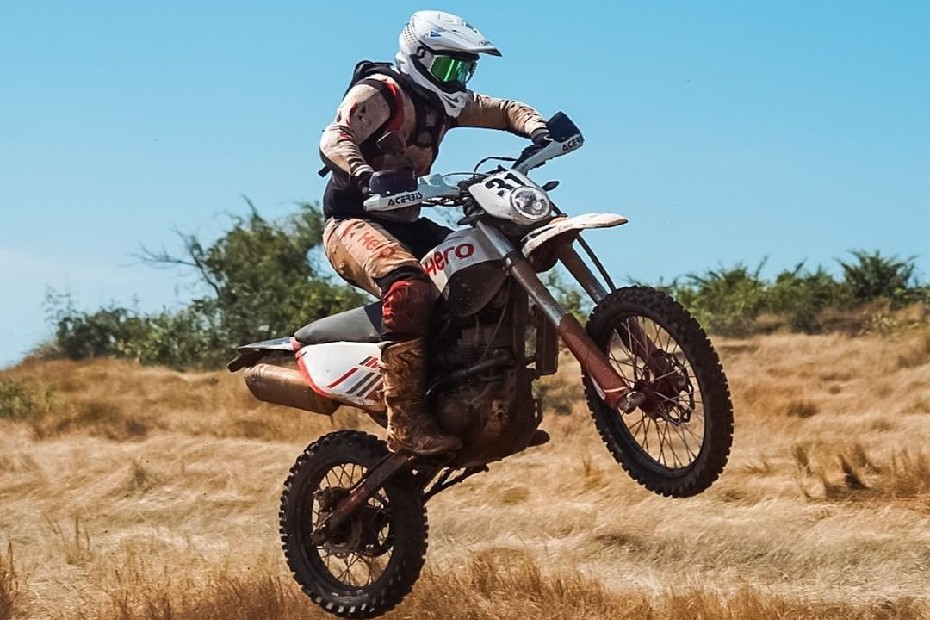 Hero XPulse Rally 200 vs Stock XPulse 200 4V: Photo Comparison | BikeDekho