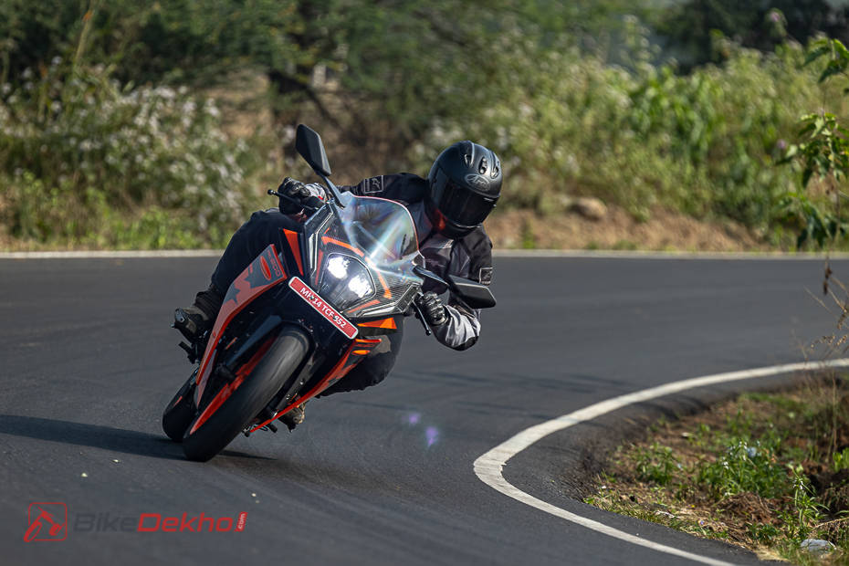 KTM RC200 vs Yamaha R15 V4 | BikeDekho KTM RC200 vs Yamaha R15 V4 | BikeDekho