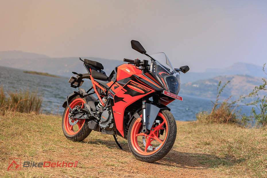 KTM RC200 vs Yamaha R15 V4 | BikeDekho KTM RC200 vs Yamaha R15 V4 | BikeDekho