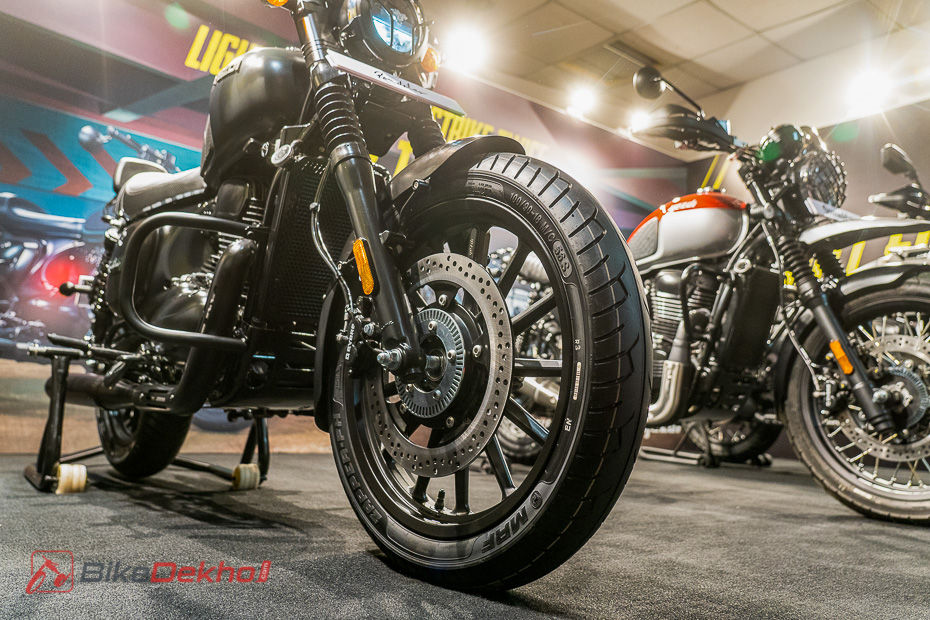 Yezdi Roadster: Picture Gallery | BikeDekho
