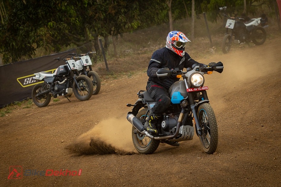 Royal Enfield Scram 411 vs Himalayan: Photo Comparison | BikeDekho