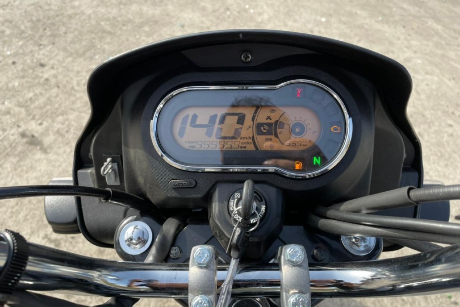 Hero Splendor Plus Xtec vs TVS Radeon: Image Comparison | BikeDekho