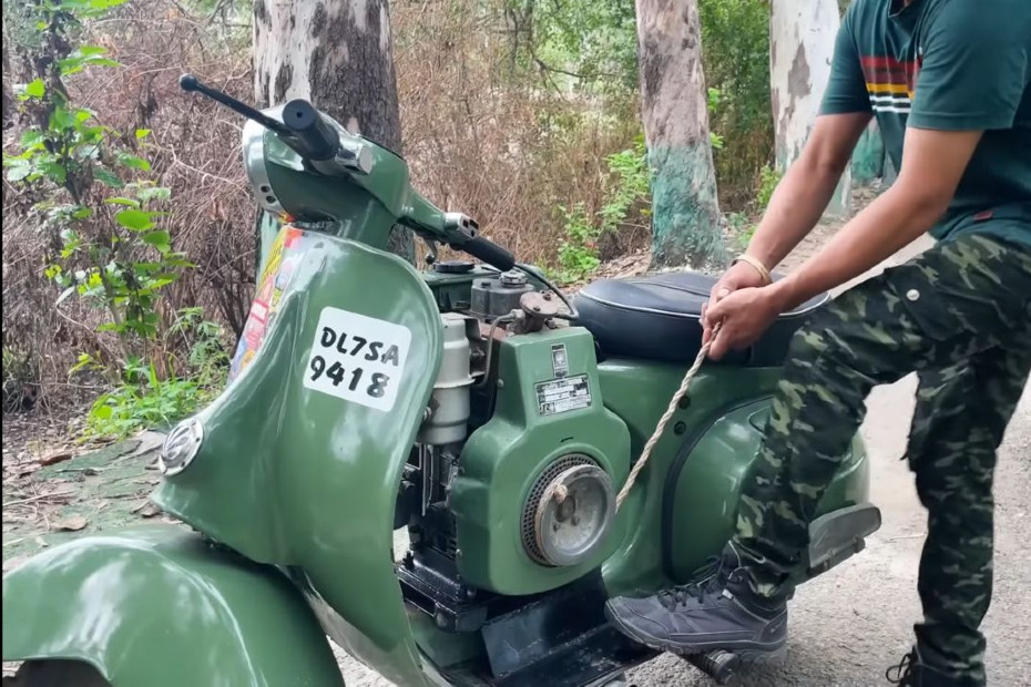 This 1996 Bajaj Chetak Scooter Is Powered By A 400cc Diesel Engine ...
