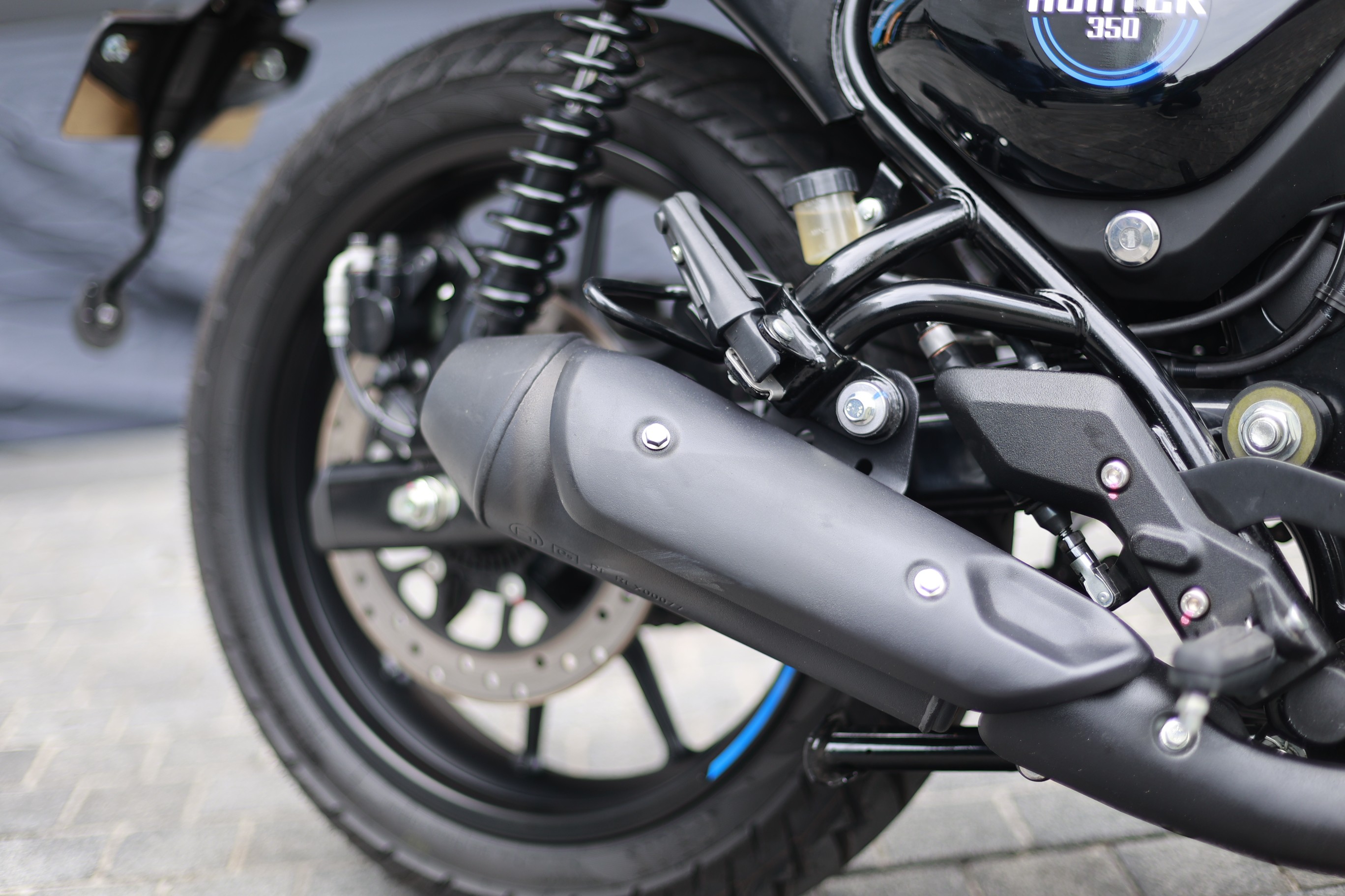 Royal Enfield Hunter 350 vs Jawa 42 2.1: Photo Comparison | BikeDekho