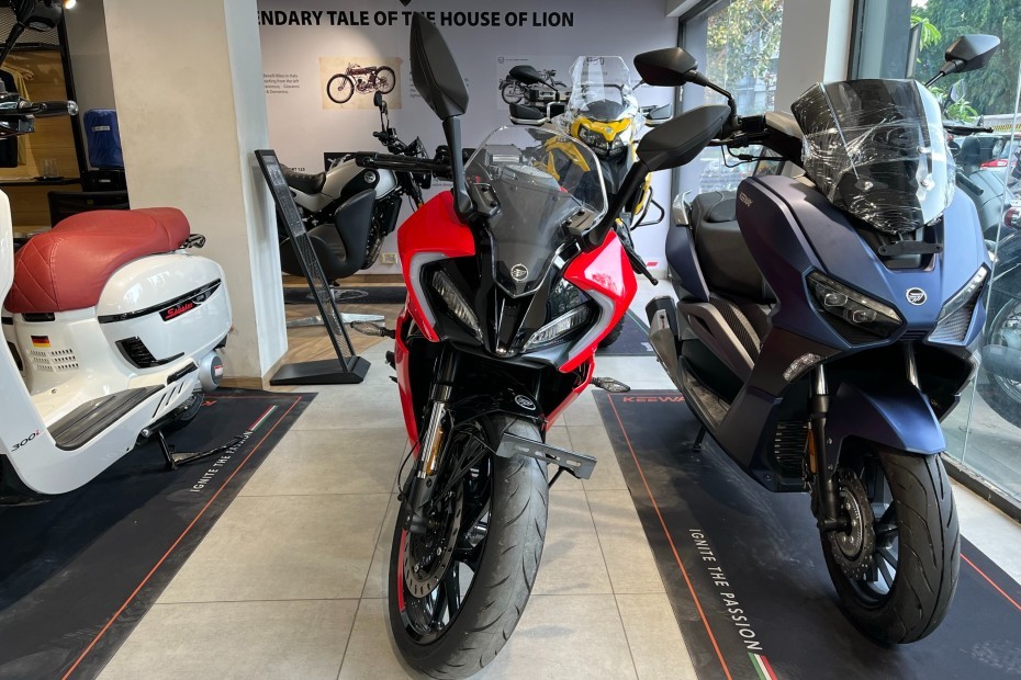 Keeway K300R Reaches Dealerships: Image Gallery | BikeDekho