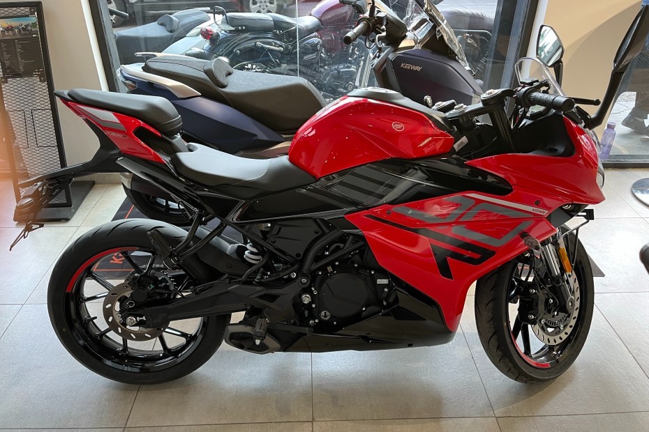 Keeway K300R Reaches Dealerships: Image Gallery | BikeDekho