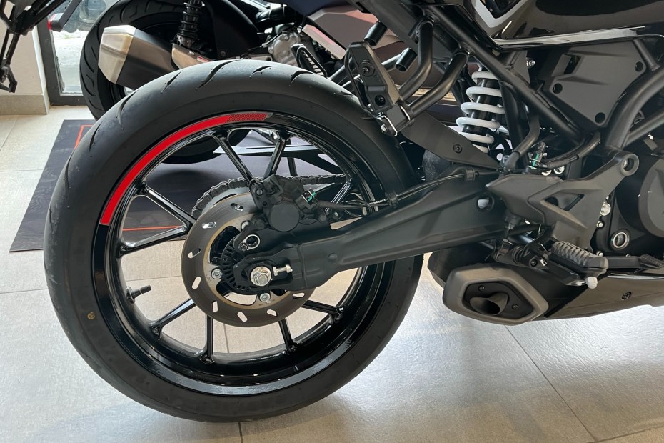 Keeway K300R Reaches Dealerships: Image Gallery | BikeDekho