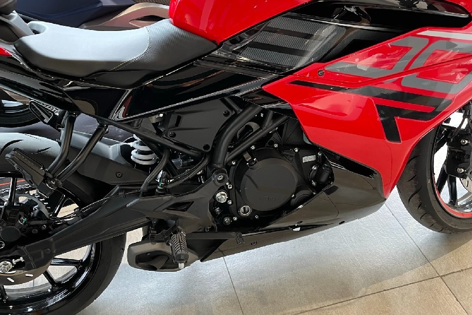 Keeway K300R Reaches Dealerships: Image Gallery | BikeDekho