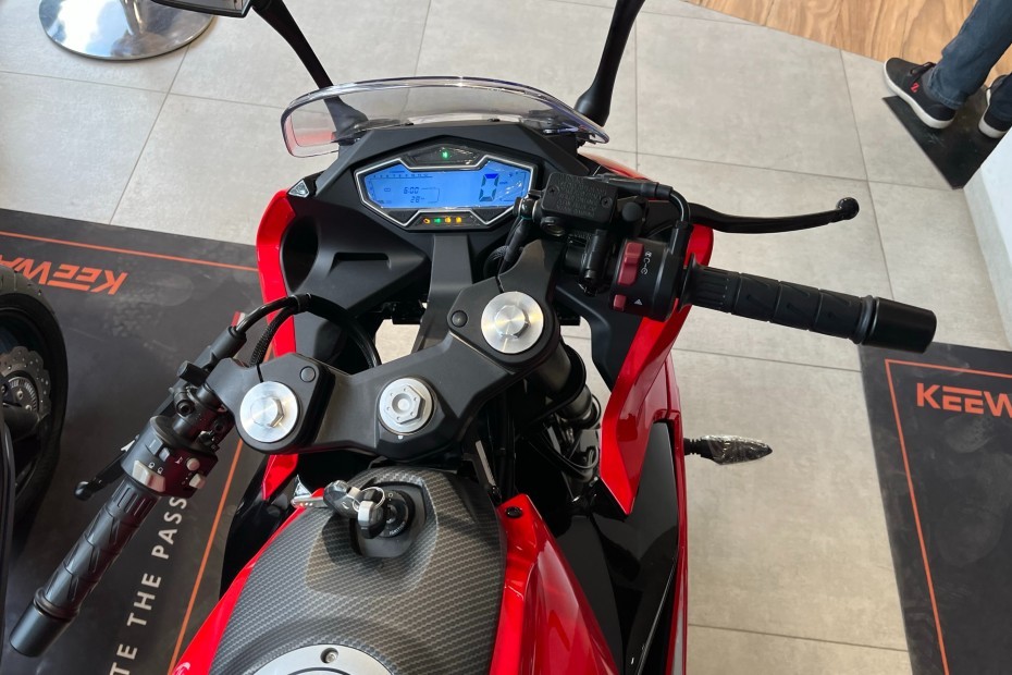 Keeway K300R Reaches Dealerships: Image Gallery | BikeDekho