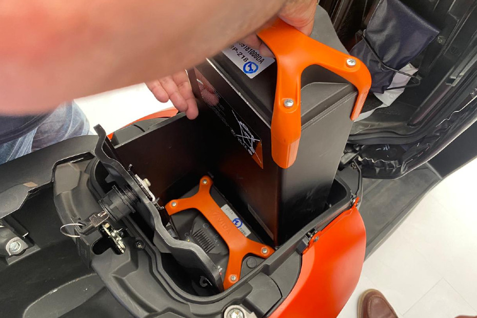Vida V1 Becomes The First E-scooter To Adopt Ather 450X Charging Port ...