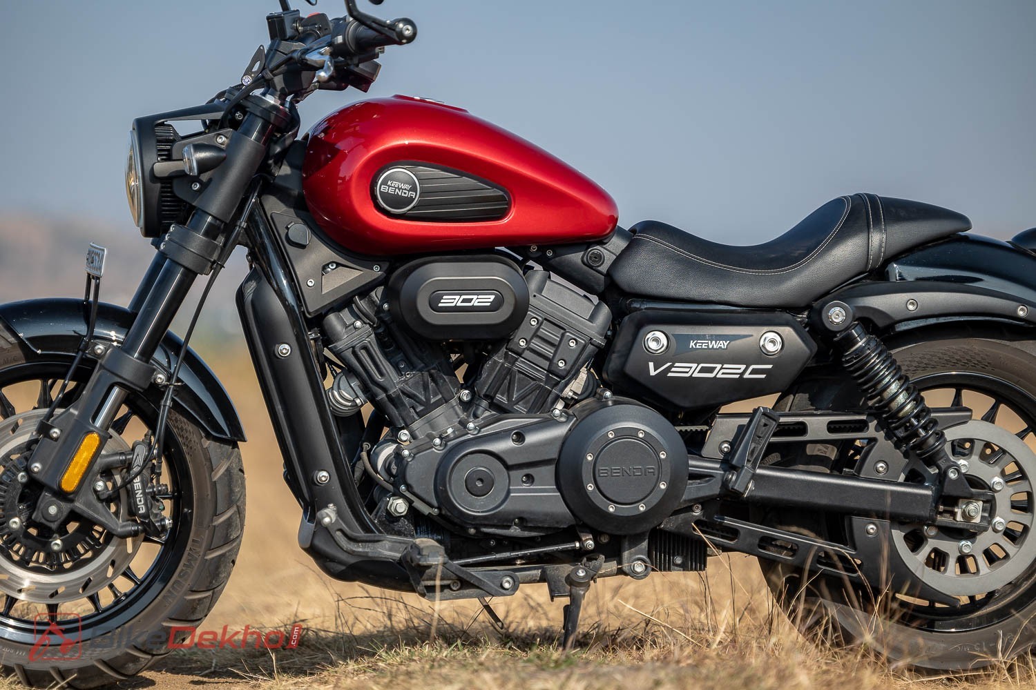 Keeway V302C vs Jawa 42 Bobber: Image Comparison | BikeDekho