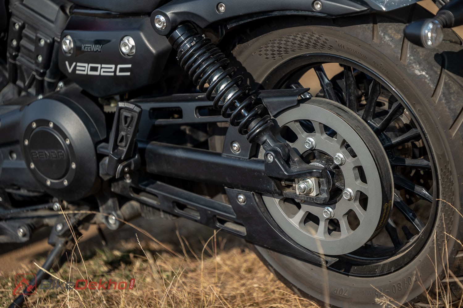 Keeway V302C vs Jawa 42 Bobber: Image Comparison | BikeDekho
