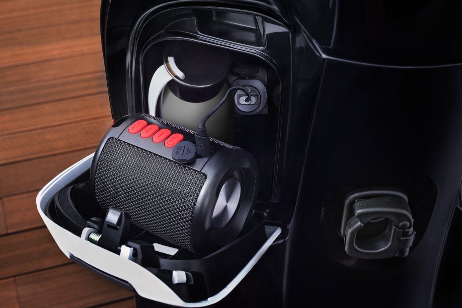 Honda Scoopy vs Honda Activa H-Smart: Features Compared | BikeDekho