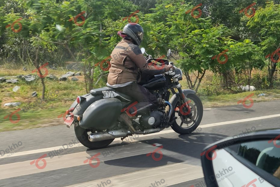 EXCLUSIVE: Royal Enfield Super Meteor 650 Bagger With Panniers Spotted ...