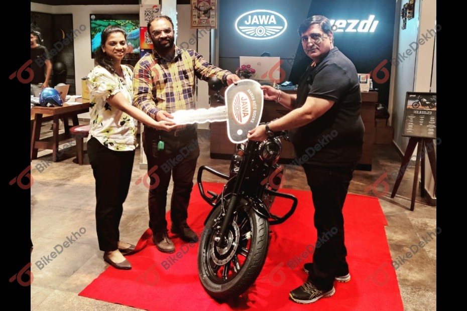 EXCLUSIVE: Jawa 42 Bobber Black Mirror Reaches Dealerships | BikeDekho
