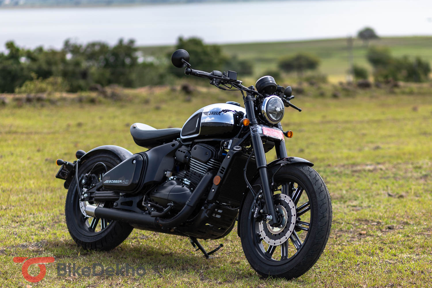 Jawa 42 Bobber Black Mirror Review: 4 Likes And 3 Dislikes | BikeDekho