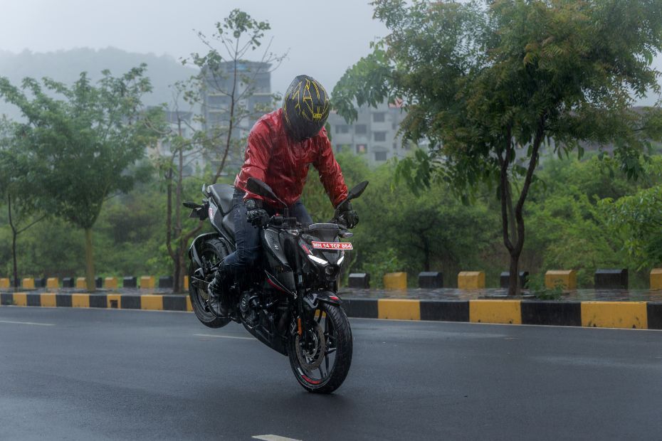 Bajaj Pulsar N160 On road Price, Mileage, Weight, Photos