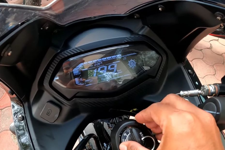 2024 Bajaj Pulsar 220F Launched With Digital Instrument Console | BikeDekho