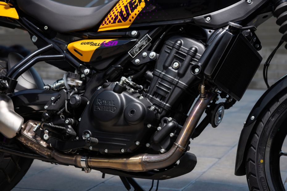 Royal Enfield Guerrilla 450 Vs Triumph Speed 400: Image Comparo | BikeDekho