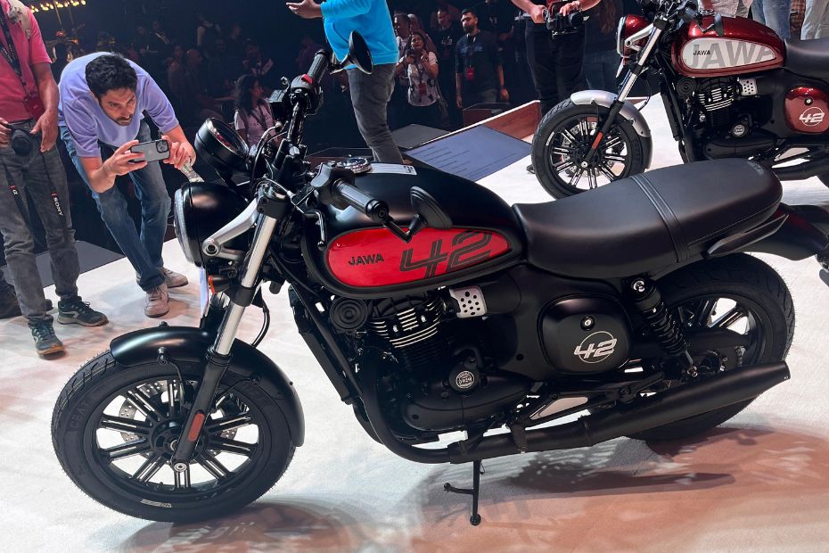 Jawa 42 FJ vs Royal Enfield Classic 350 Image Comparison, Check Design ...