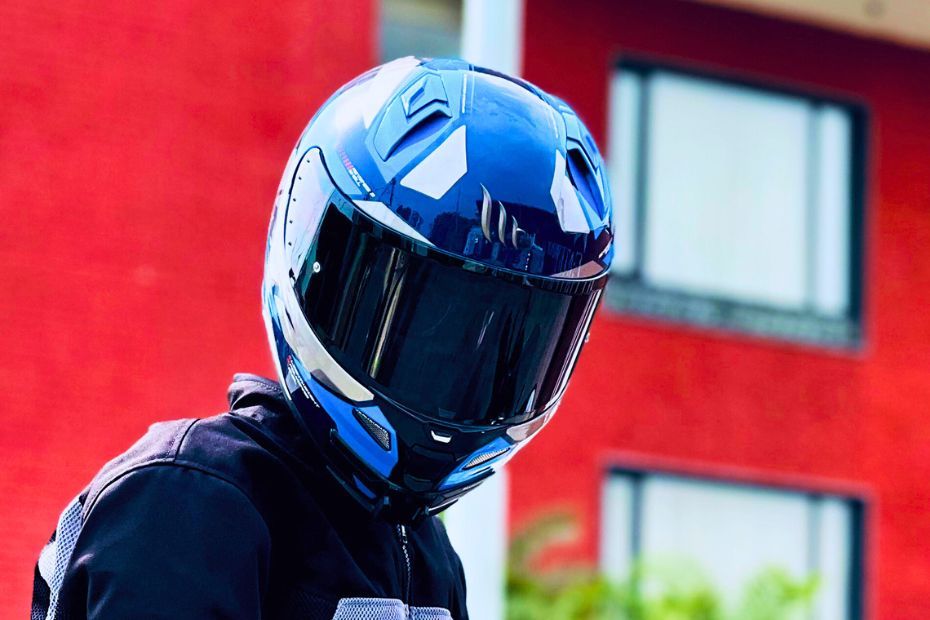 BluArmor HS1 Helmet Bluetooth Communicator Device Review | BikeDekho
