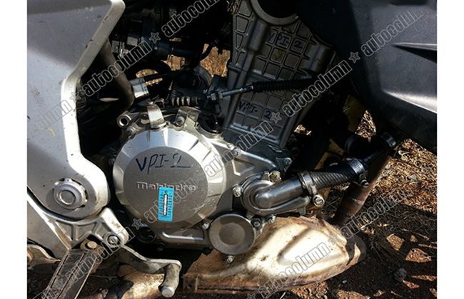 Clearer Spy pictures of the redesigned Mahindra Mojo 300 | BikeDekho